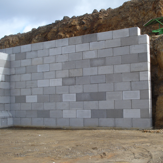 Retaining walls with interlocking concrete blocks Legioblock®